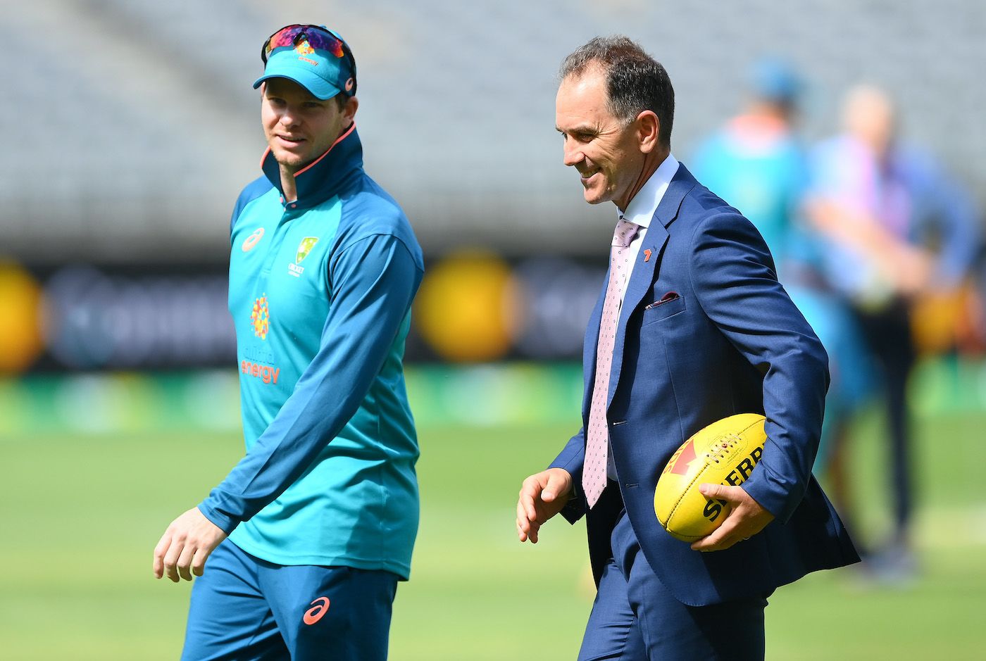 Justin Langer has a chat with Steve Smith | ESPNcricinfo.com