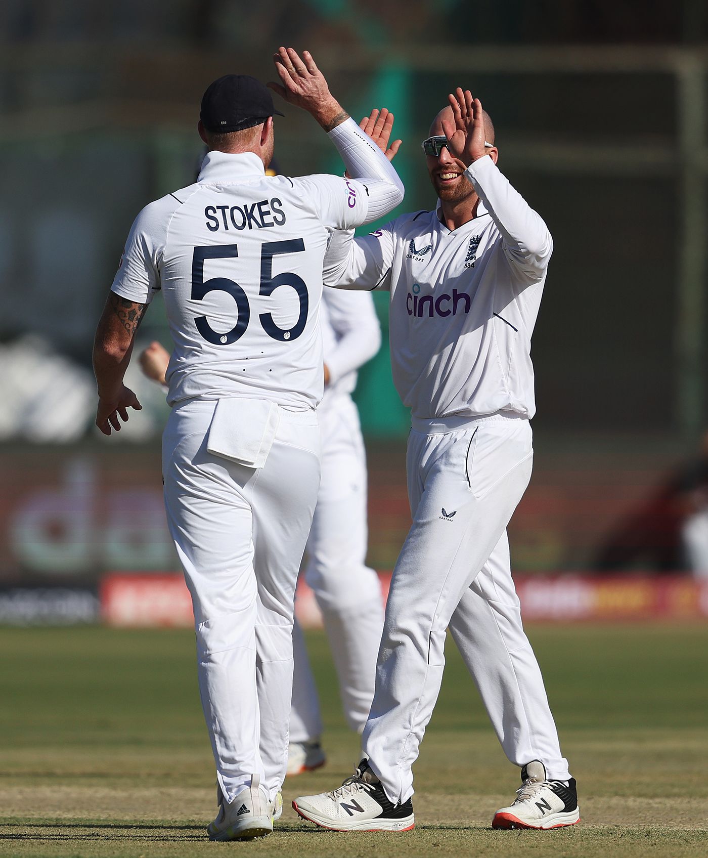 Jack Leach gets a high five from his captain | ESPNcricinfo.com