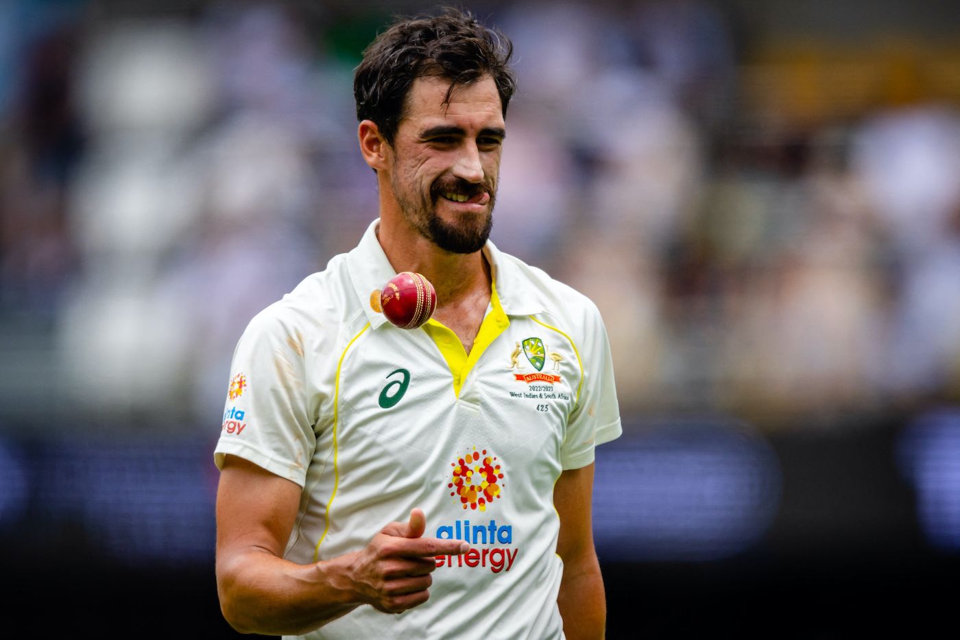 Mitchell Starc casually flicks the ball like a magician | ESPNcricinfo.com