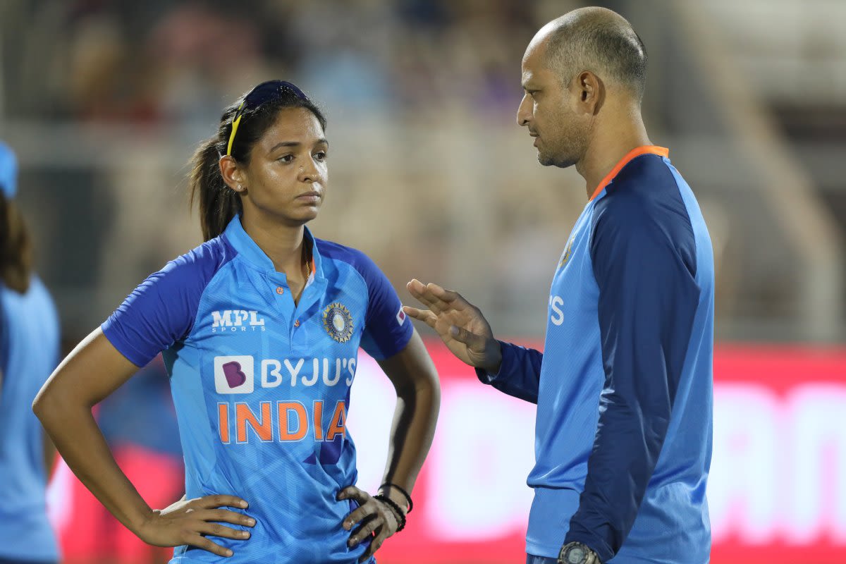 Harmanpreet Kaur and Hrishikesh Kanitkar in deep conversation ...