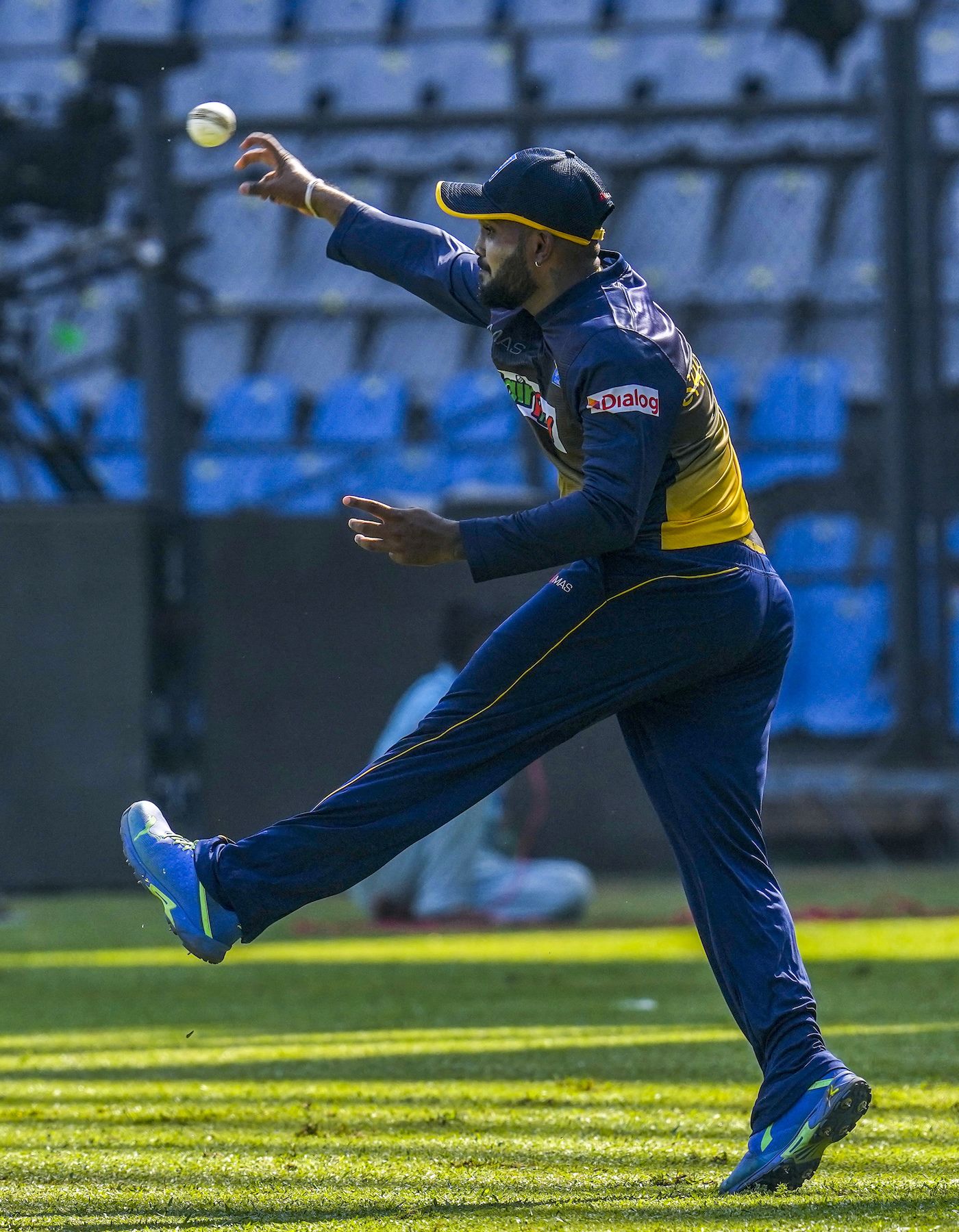 Wanindu Hasaranga takes part in a fielding drill | ESPNcricinfo.com