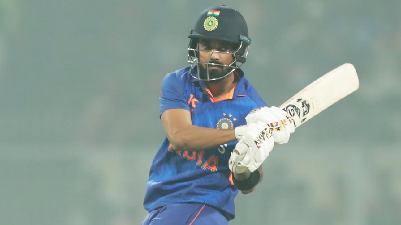 India beat Sri Lanka, India won by 4 wickets (with 40 balls remaining)