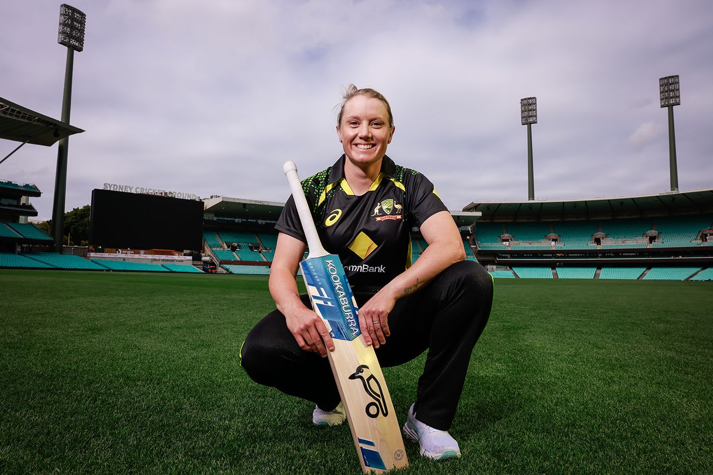 Alyssa Healy poses with a bat | ESPNcricinfo.com