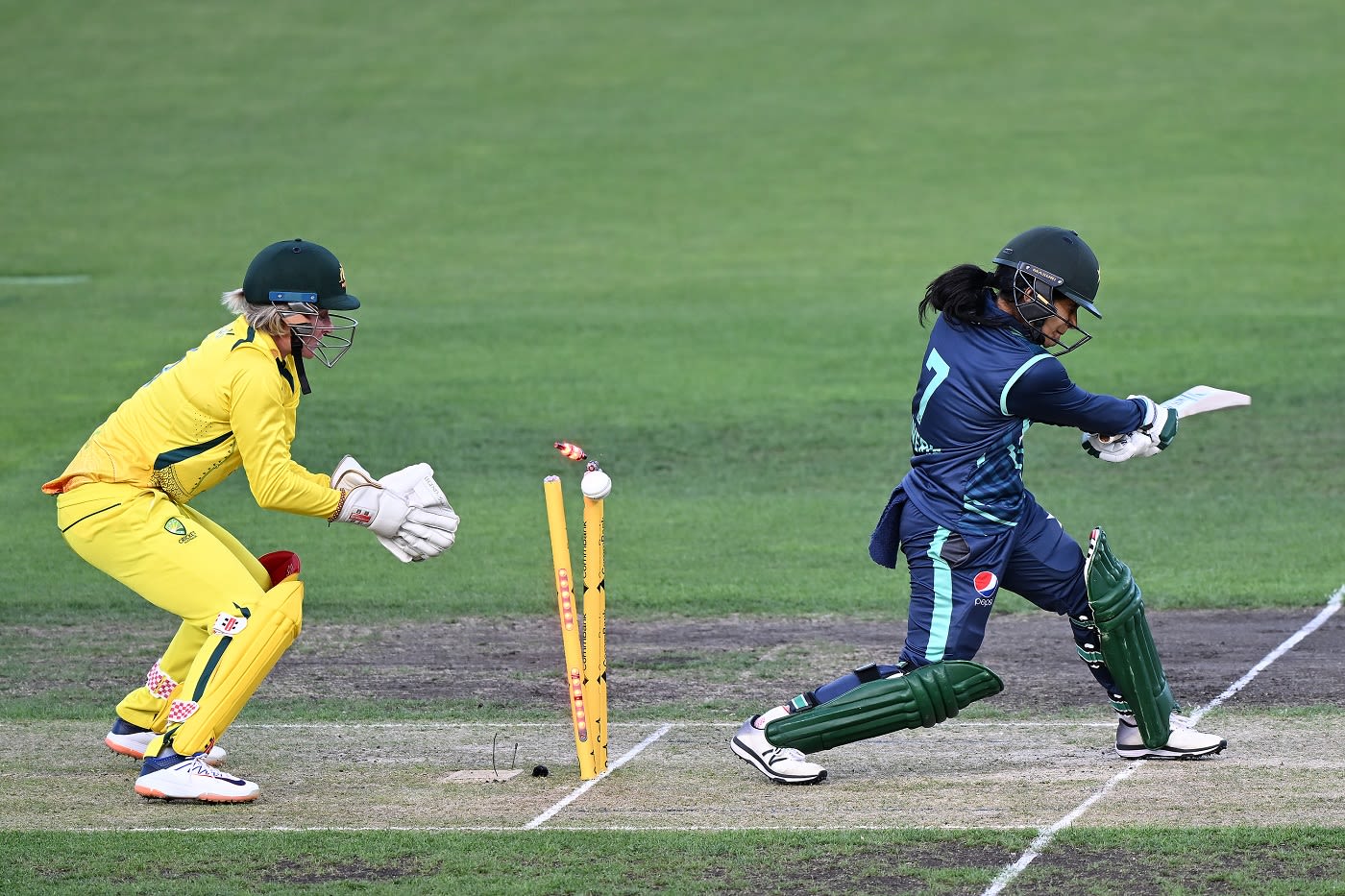 Javeria Khan swings... and misses | ESPNcricinfo.com