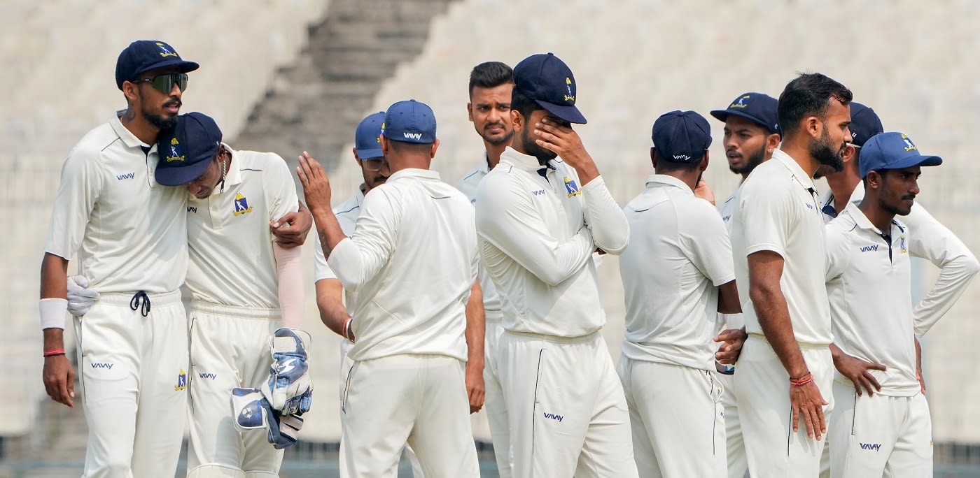 The Bengal players are distraught after the defeat | ESPNcricinfo.com
