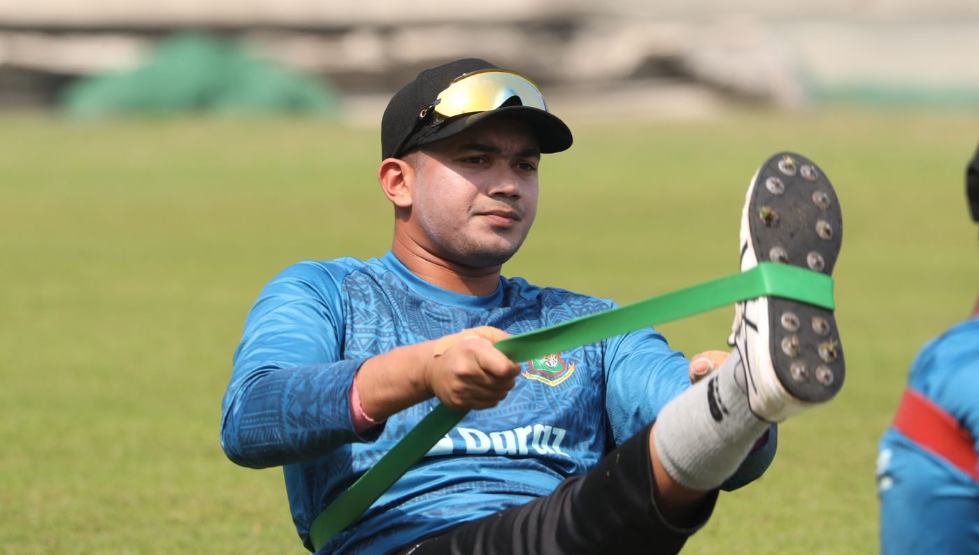 Taskin Ahmed stretches in training | ESPNcricinfo.com