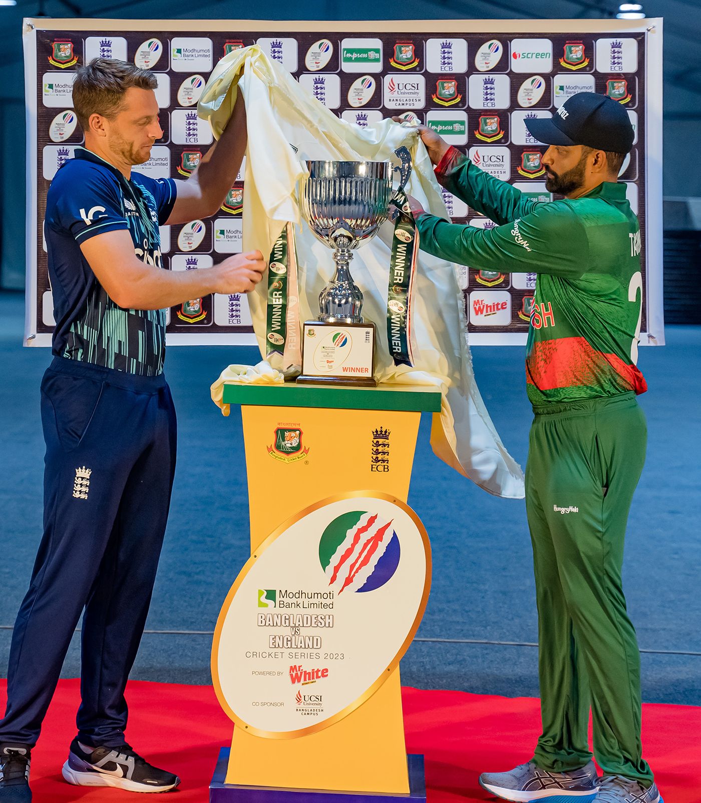 Jos Buttler and Tamim Iqbal with the ODI series trophy | ESPNcricinfo.com