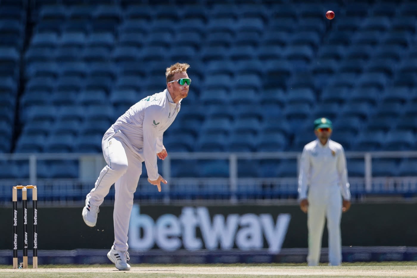 Simon Harmer loops one up | ESPNcricinfo.com