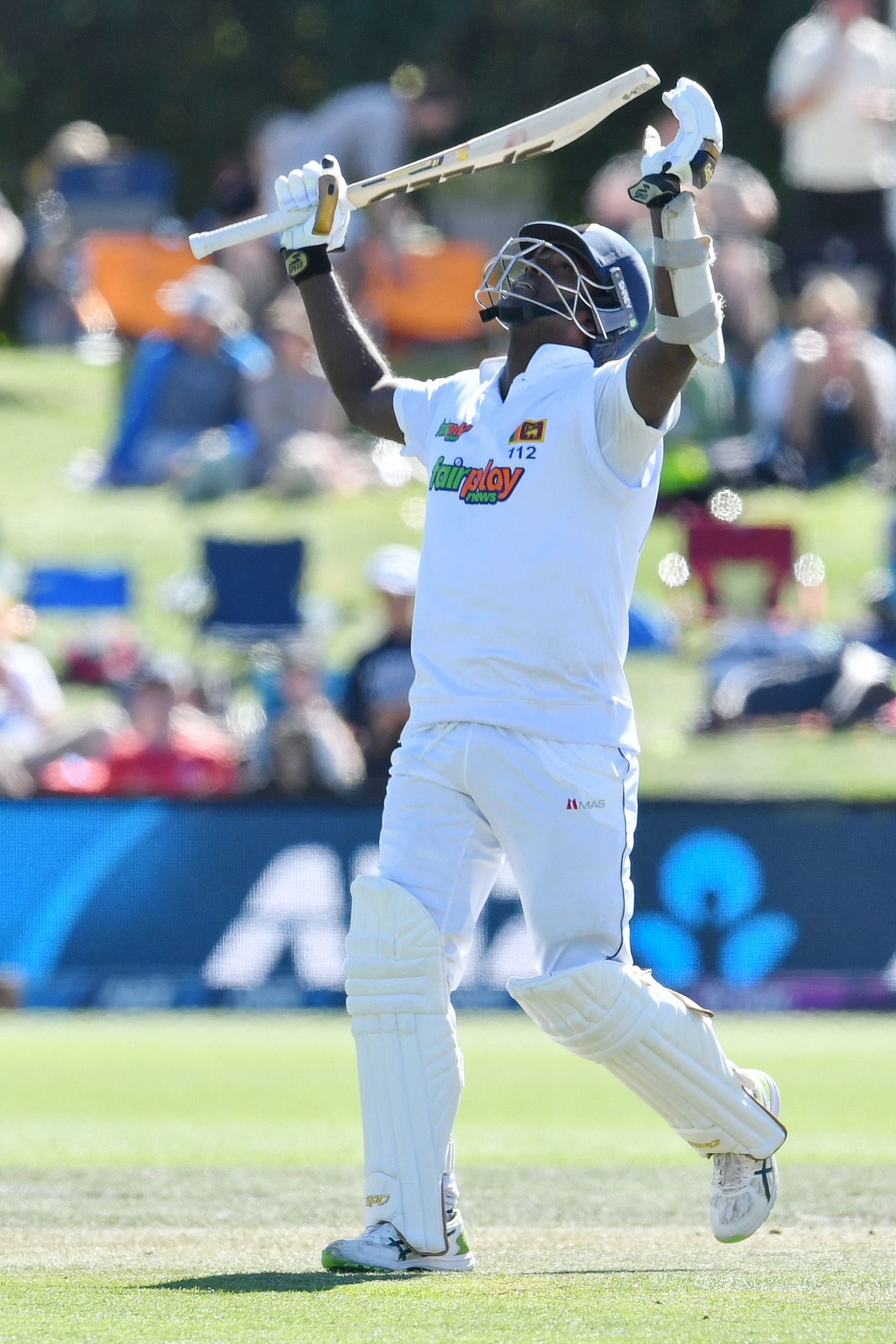 Angelo Mathews looks up to the heavens | ESPNcricinfo.com