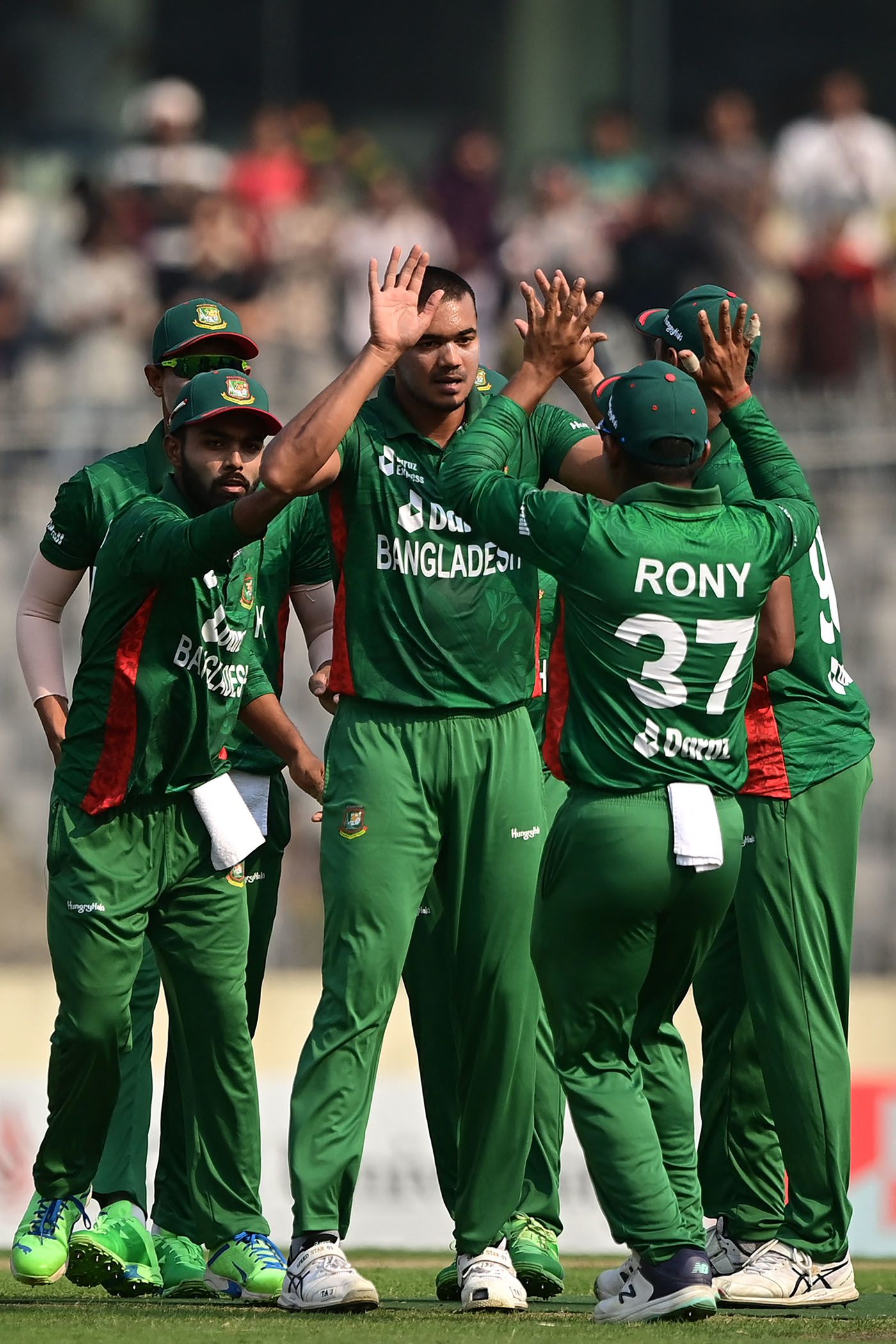 Taskin Ahmed claimed the early wicket of Dawid Malan | ESPNcricinfo.com