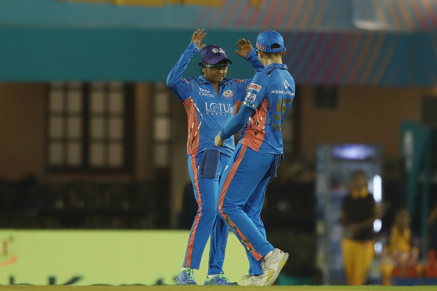 Saika Ishaque celebrates with Issy Wong after trapping Devika Vaidya ...