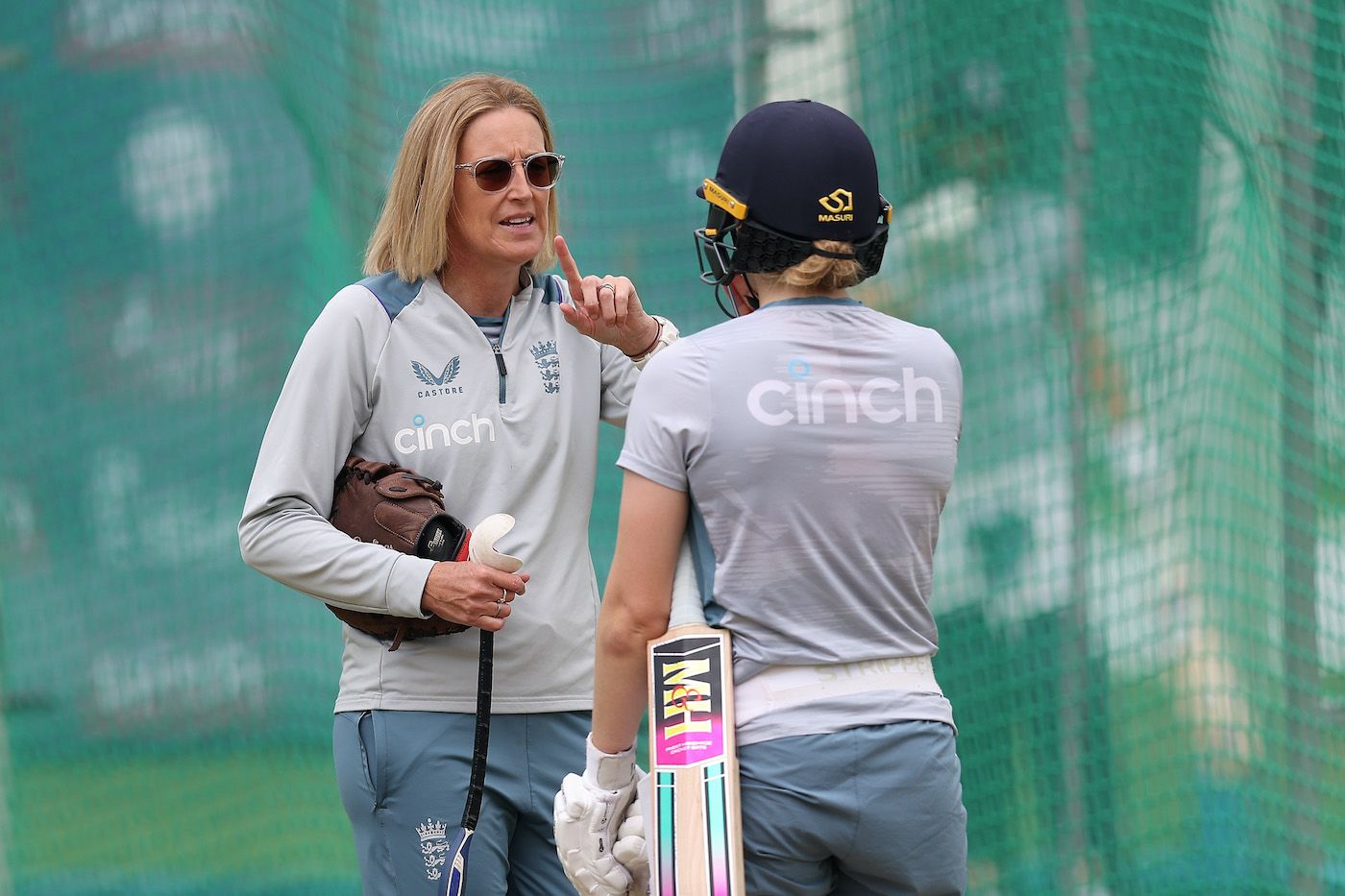 Lisa Keightley talks to a player in the England nets | ESPNcricinfo.com