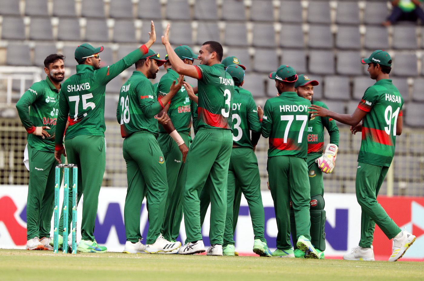 Taskin Ahmed celebrates a wicket with his team-mates | ESPNcricinfo.com