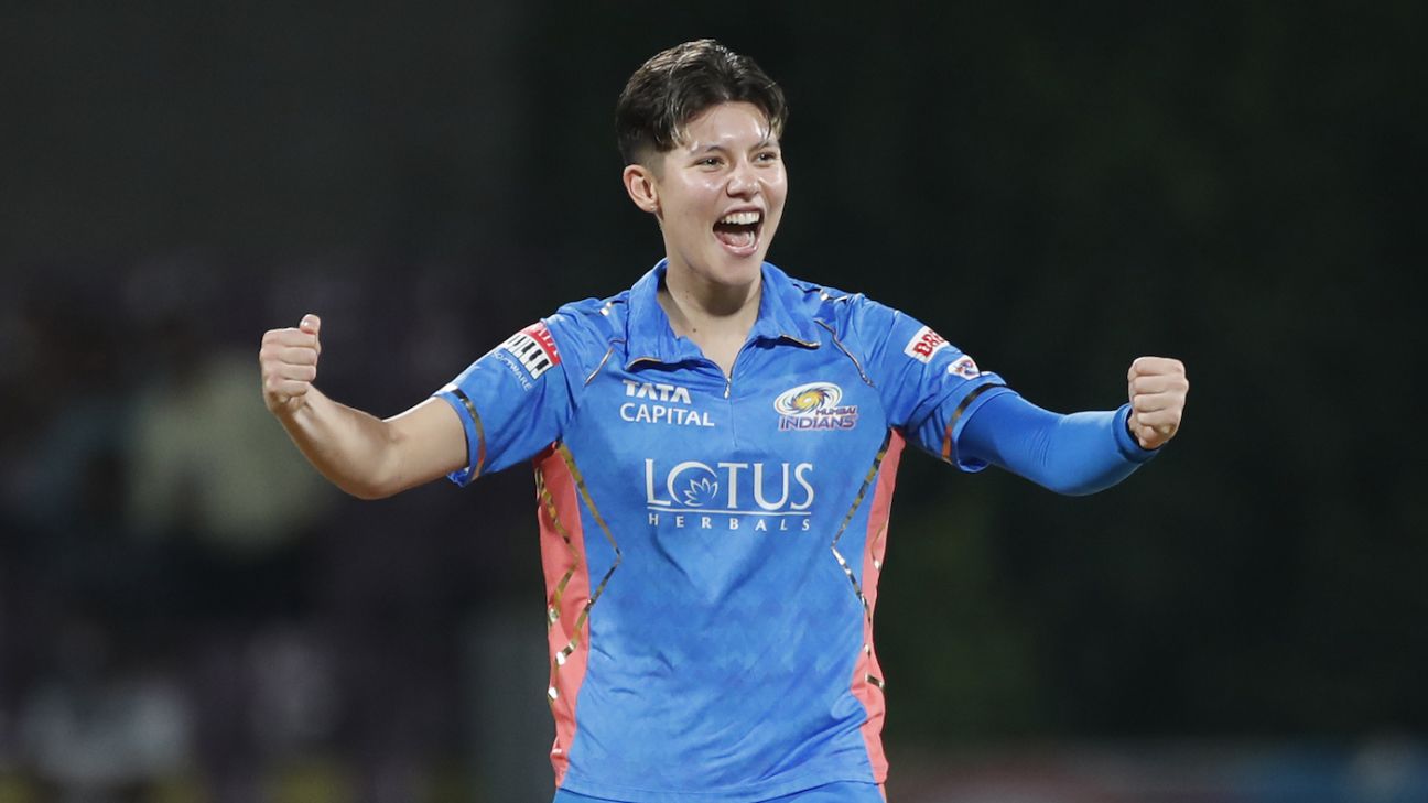 The Buzz - Issy Wong learns a famous Shah Rukh Khan dialogue | ESPNcricinfo