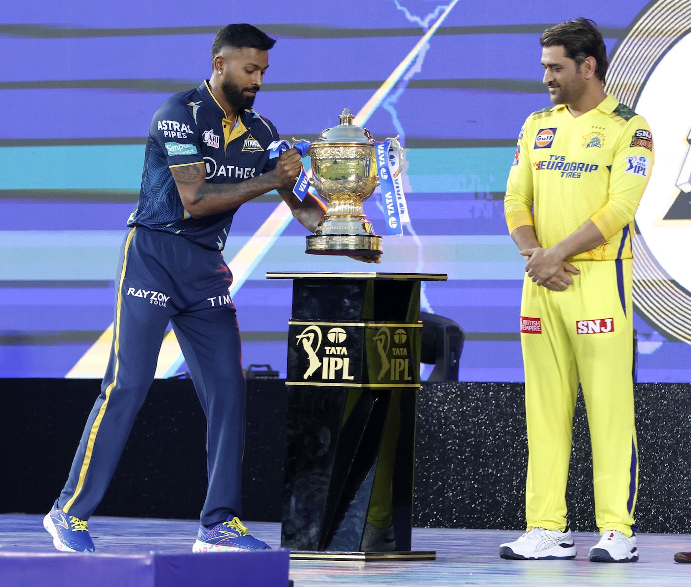 MS Dhoni watches Hardik Pandya with the trophy | ESPNcricinfo.com