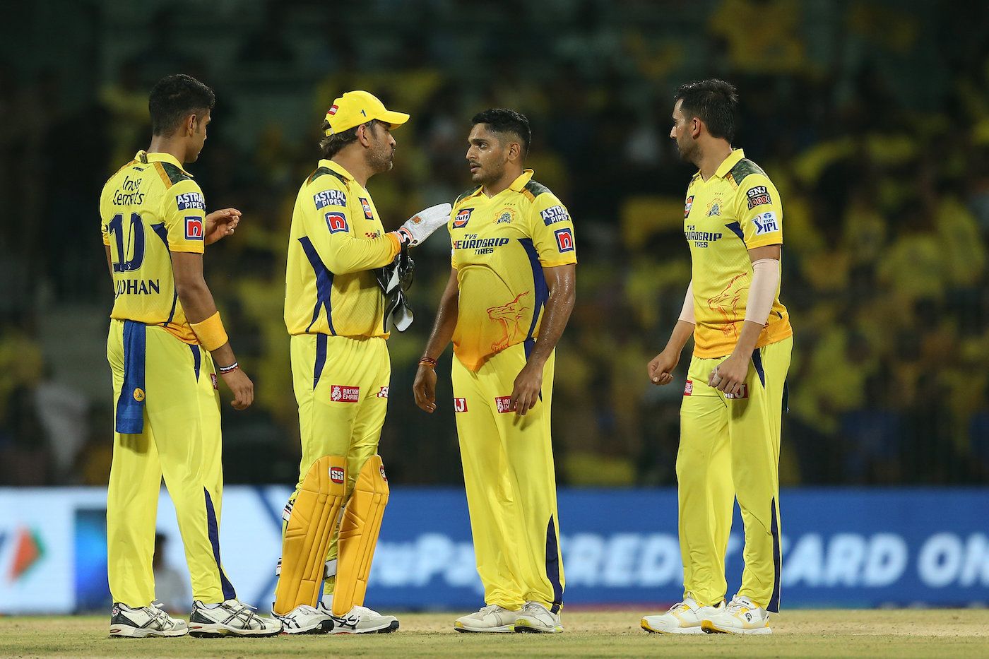 MS Dhoni talks to Tushar Deshpande | ESPNcricinfo.com