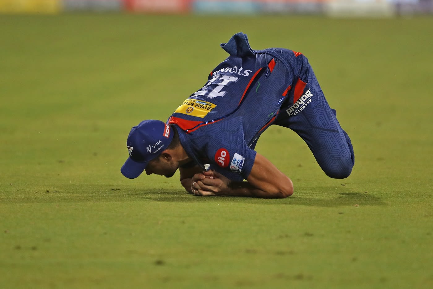 Marcus Stoinis' reverse-cup catch dismissed Sikandar Raza ...