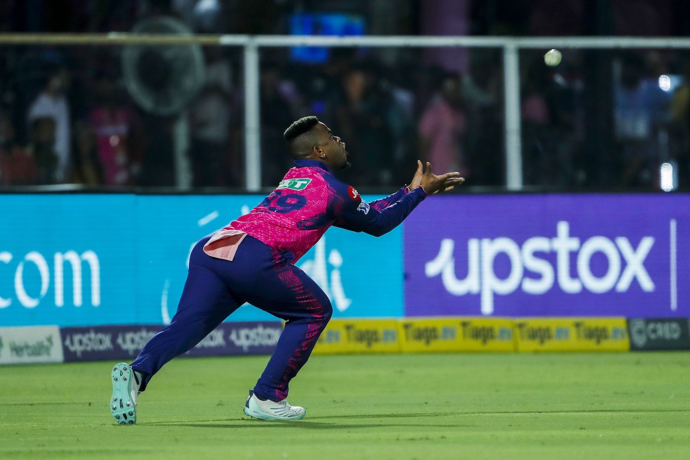 Shimron Hetmyer gets his hands under the ball | ESPNcricinfo.com