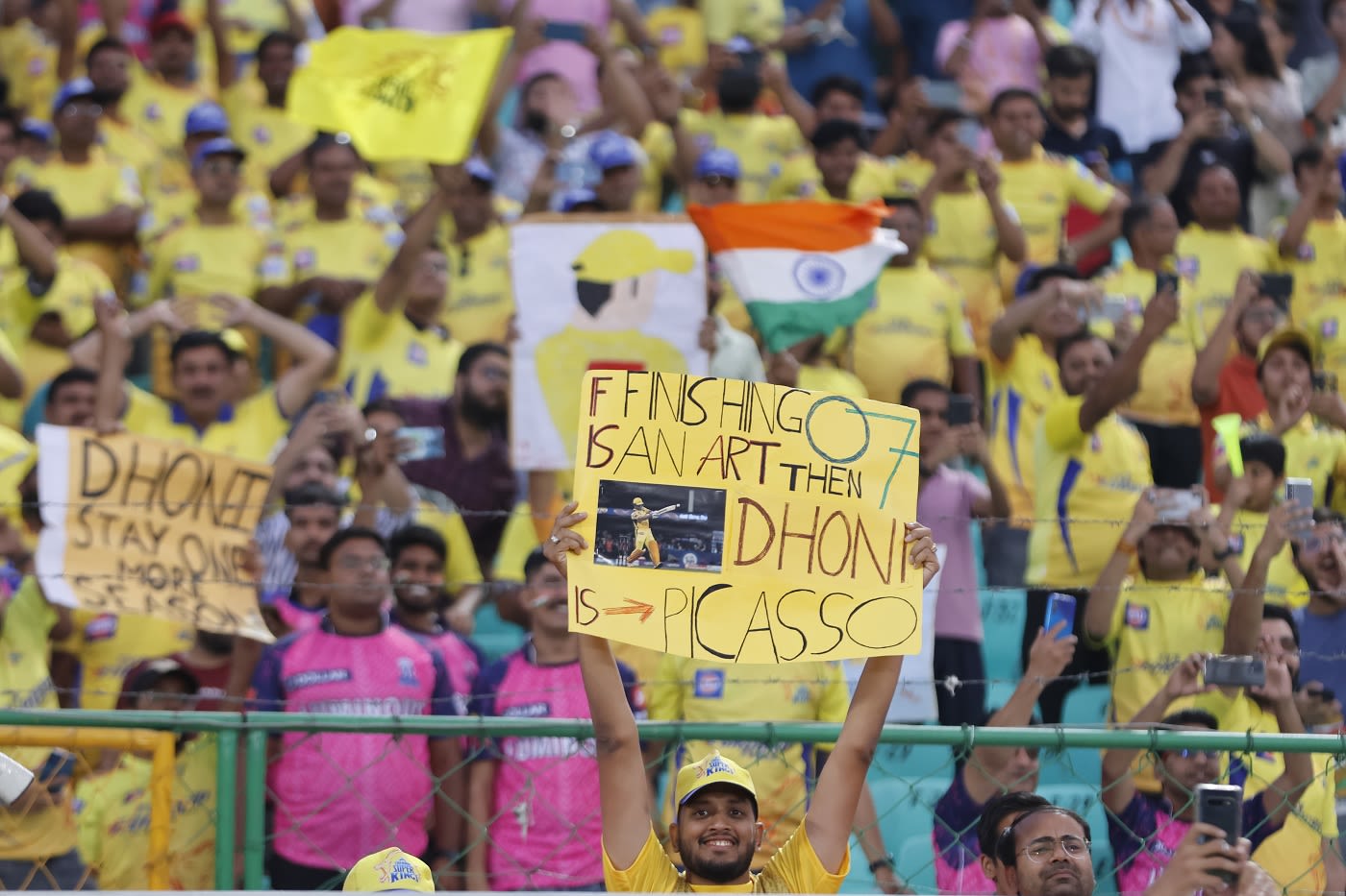 The crowd makes its Dhoni bias known | ESPNcricinfo.com