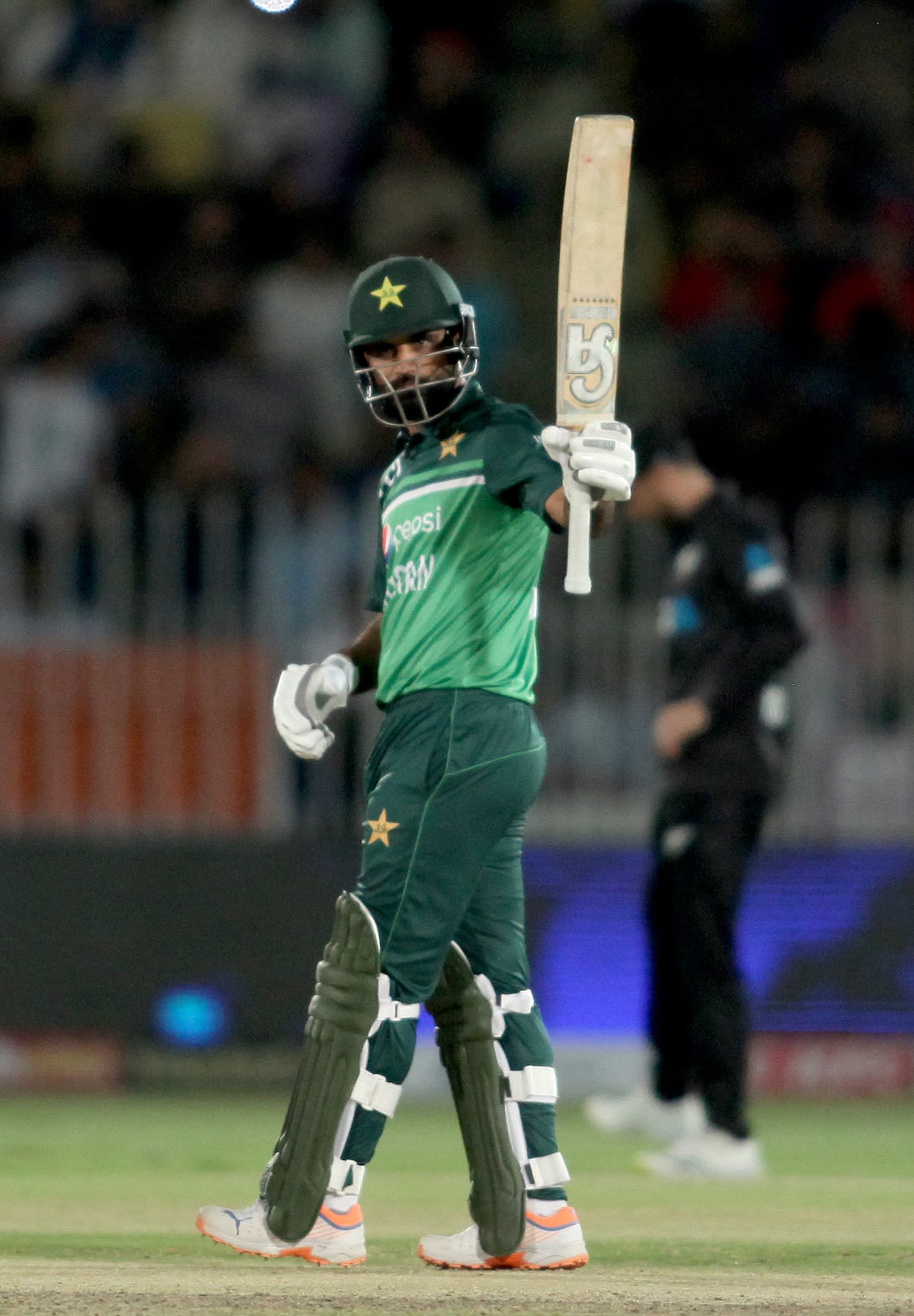 Fakhar Zaman acknowledges the crowd after his half-century | ESPNcricinfo.com