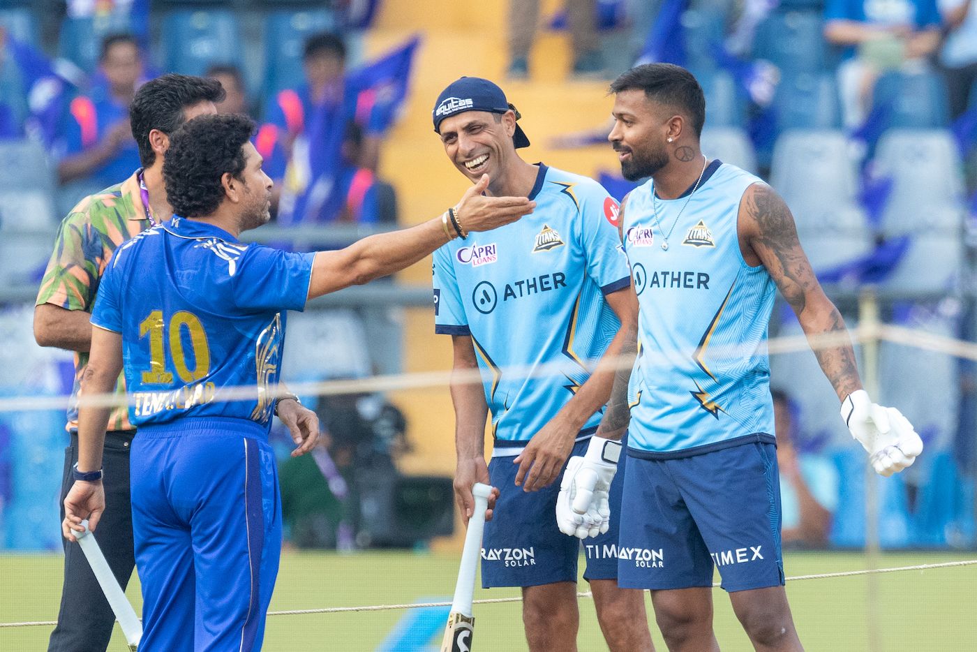 Sachin Tendulkar makes a point to Ashish Nehra and Hardik Pandya before the game | ESPNcricinfo.com