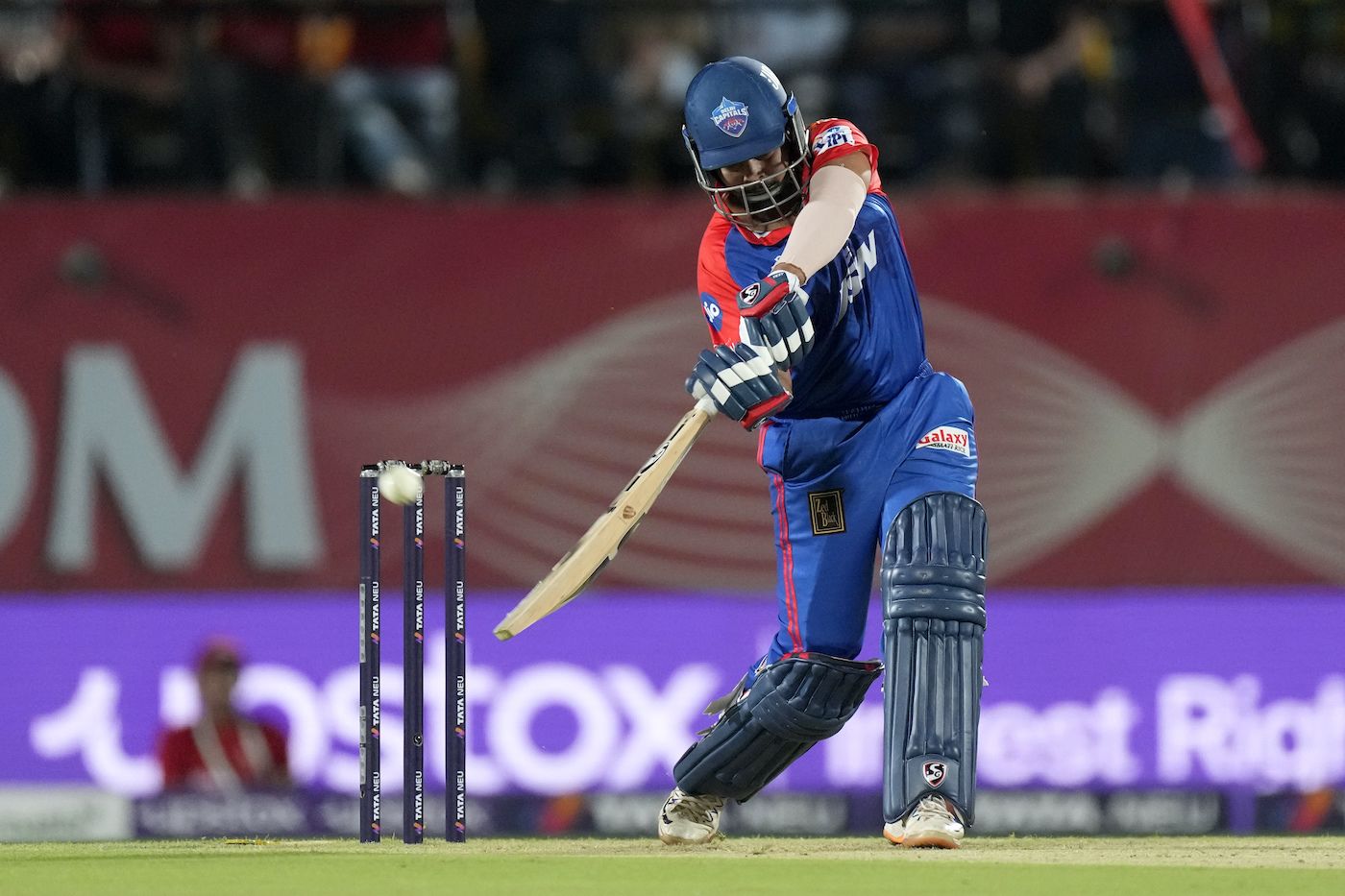 Prithvi Shaw's bat face opens after hitting the ball | ESPNcricinfo.com