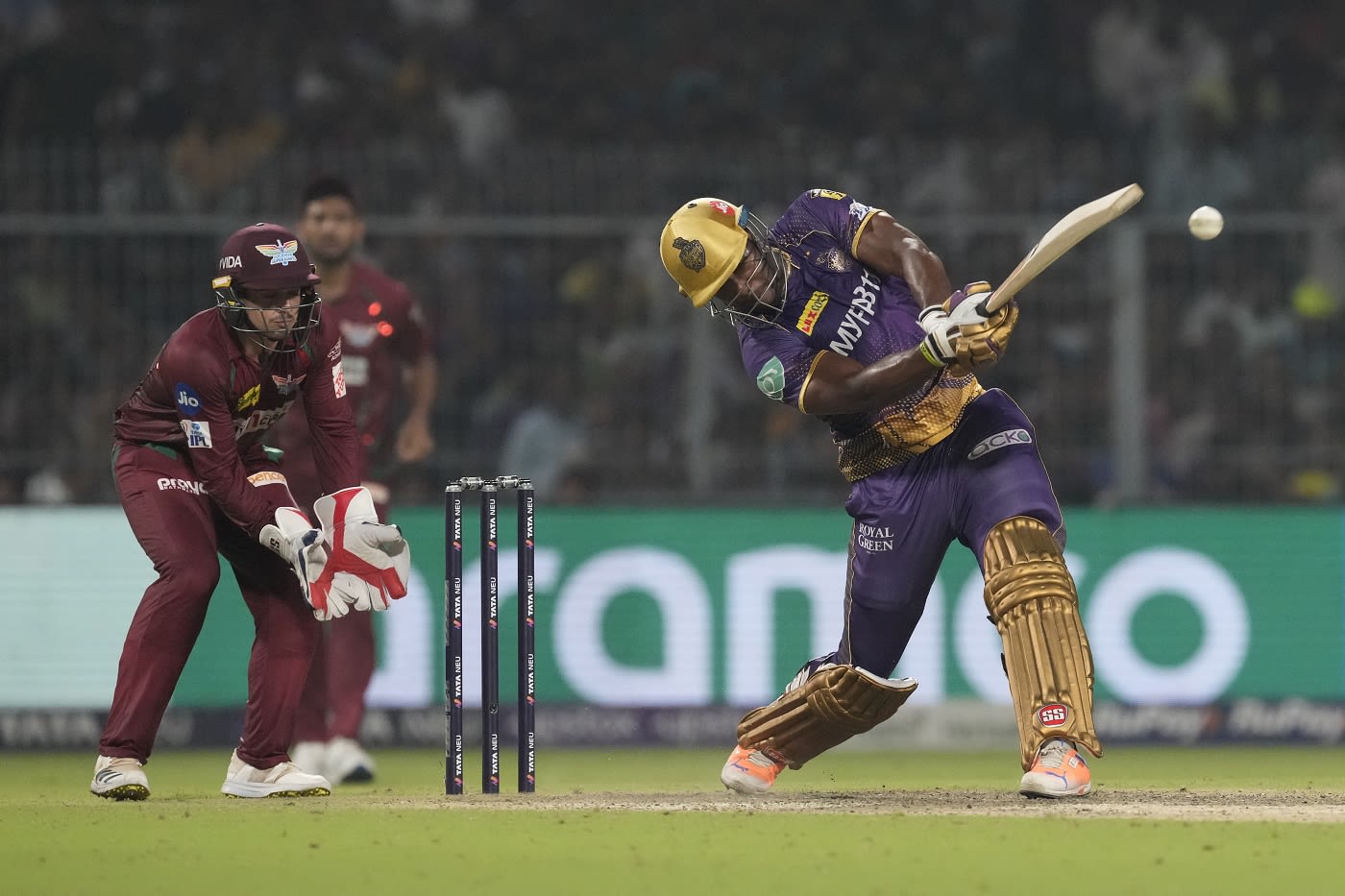 Andre Russell smokes one back over the bowler's head | ESPNcricinfo.com