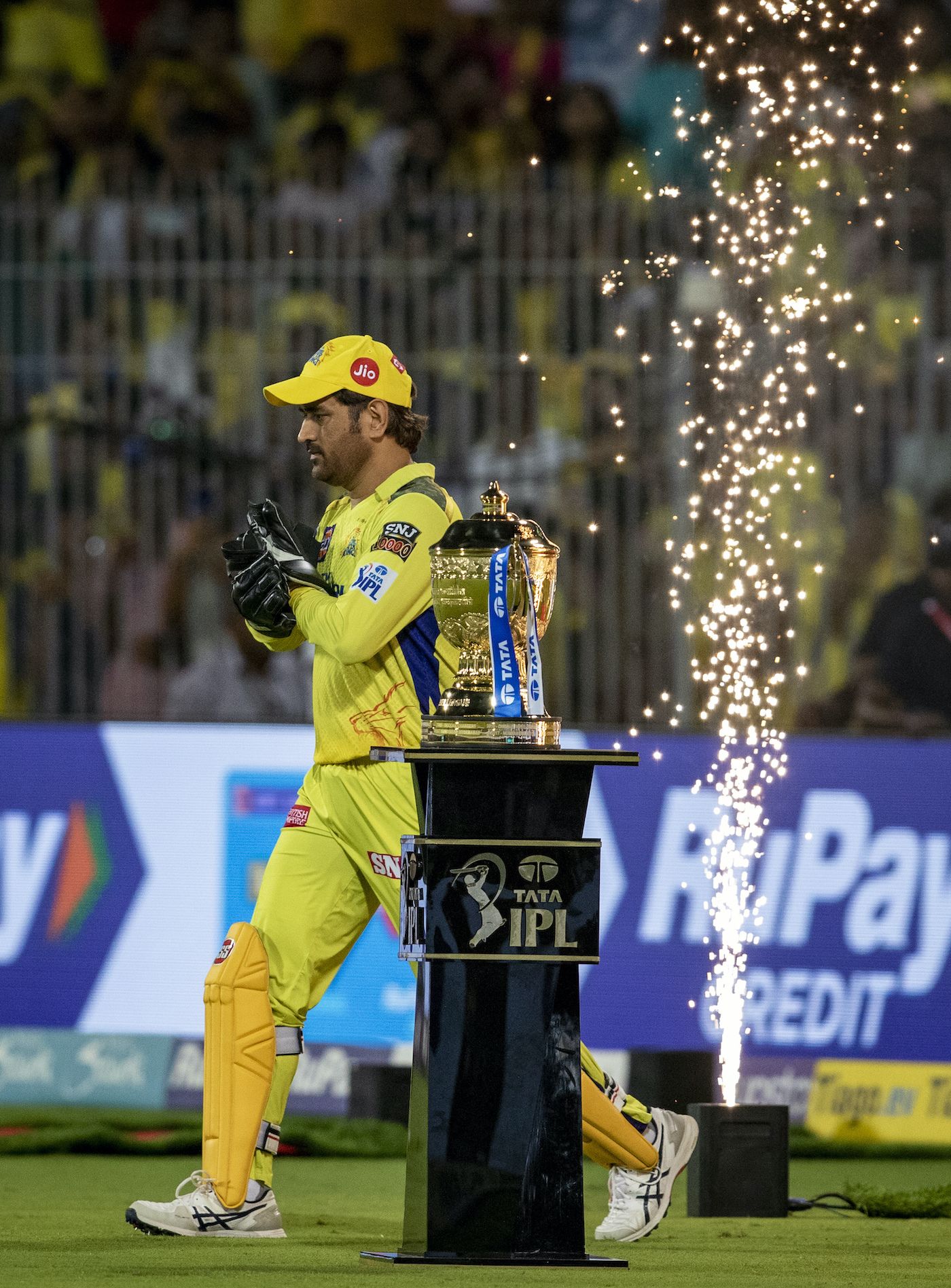 MS Dhoni walks out next to the IPL trophy | ESPNcricinfo.com
