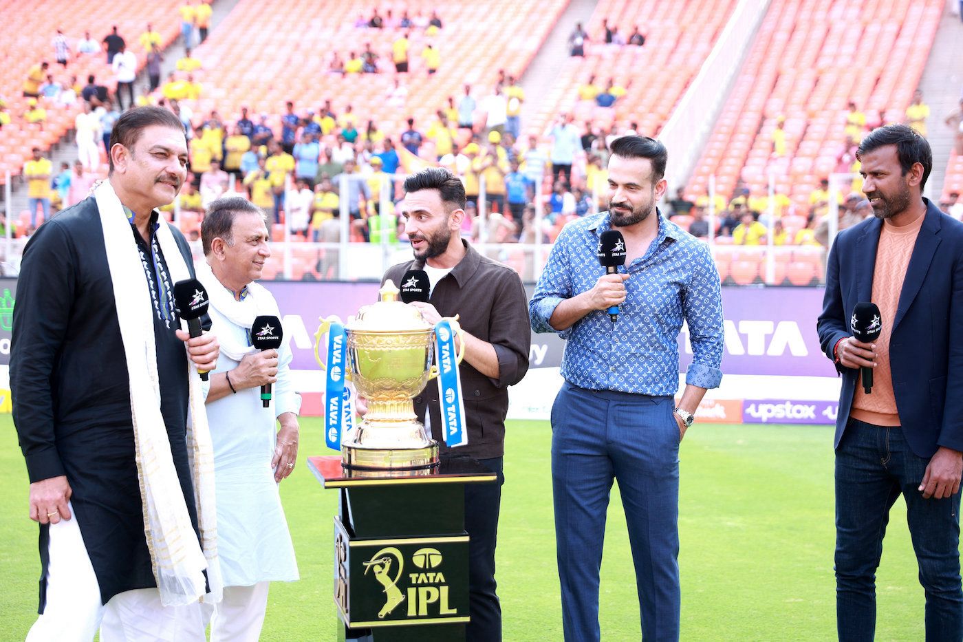 The star commentators get the show started on the reserve day ...