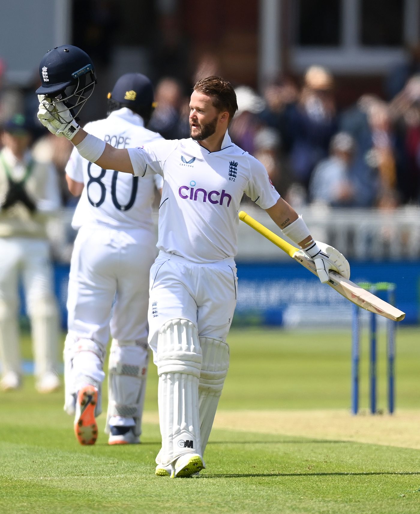Ben Duckett raises his bat and helmet to the crowd | ESPNcricinfo.com