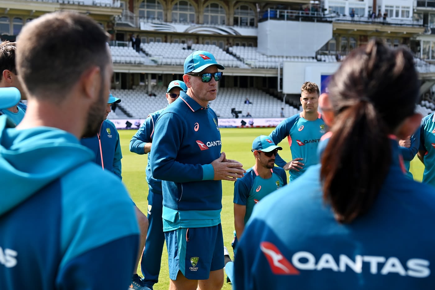 Andrew McDonald has a chat with the Australia team before third day's ...