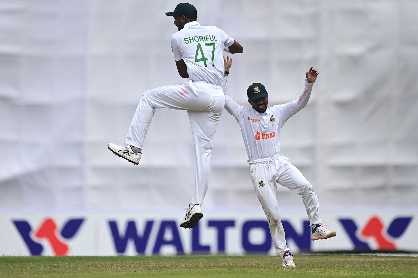 Shoriful Islam and Mominul Haque take their celebrations to the sky | ESPNcricinfo.com