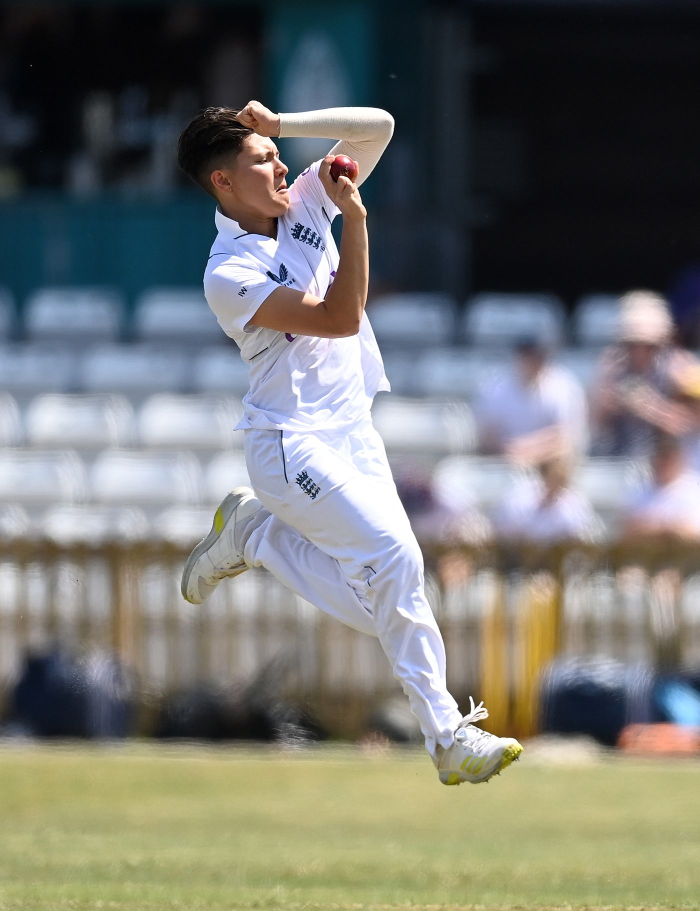 Issy Wong loads up to let fly | ESPNcricinfo.com