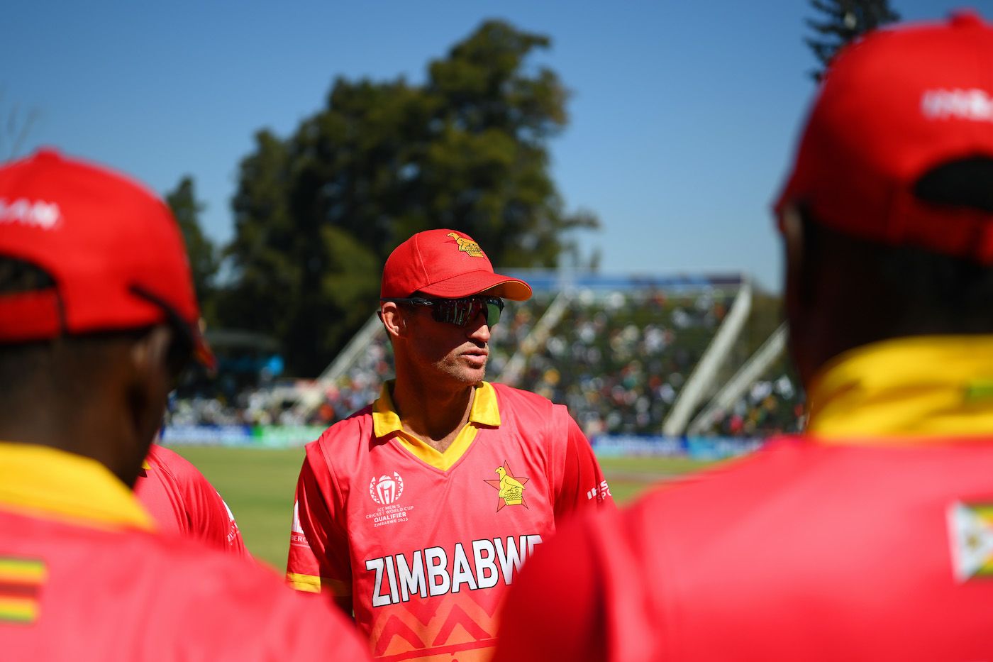 Sean Williams talks to his team ahead of the chase | ESPNcricinfo.com