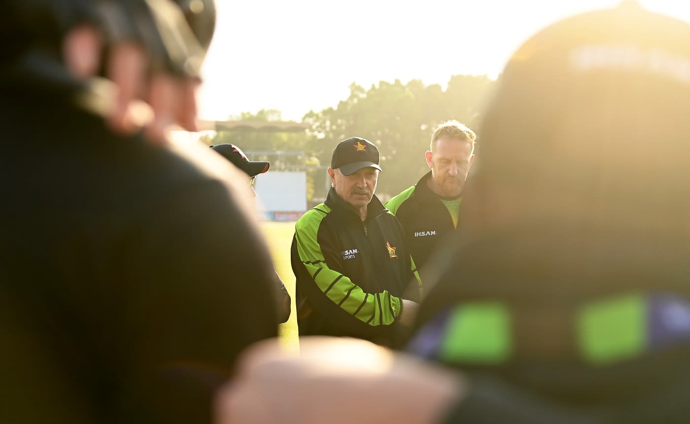 Zimbabwe coach Dave Houghton addresses the team | ESPNcricinfo.com