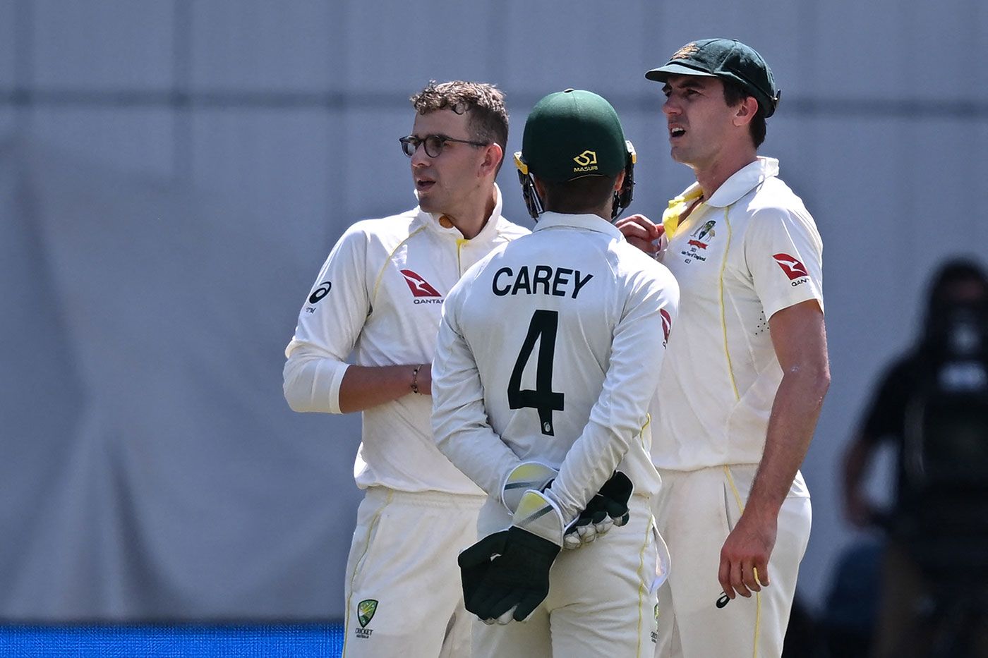 Todd Murphy gets some advice | ESPNcricinfo.com