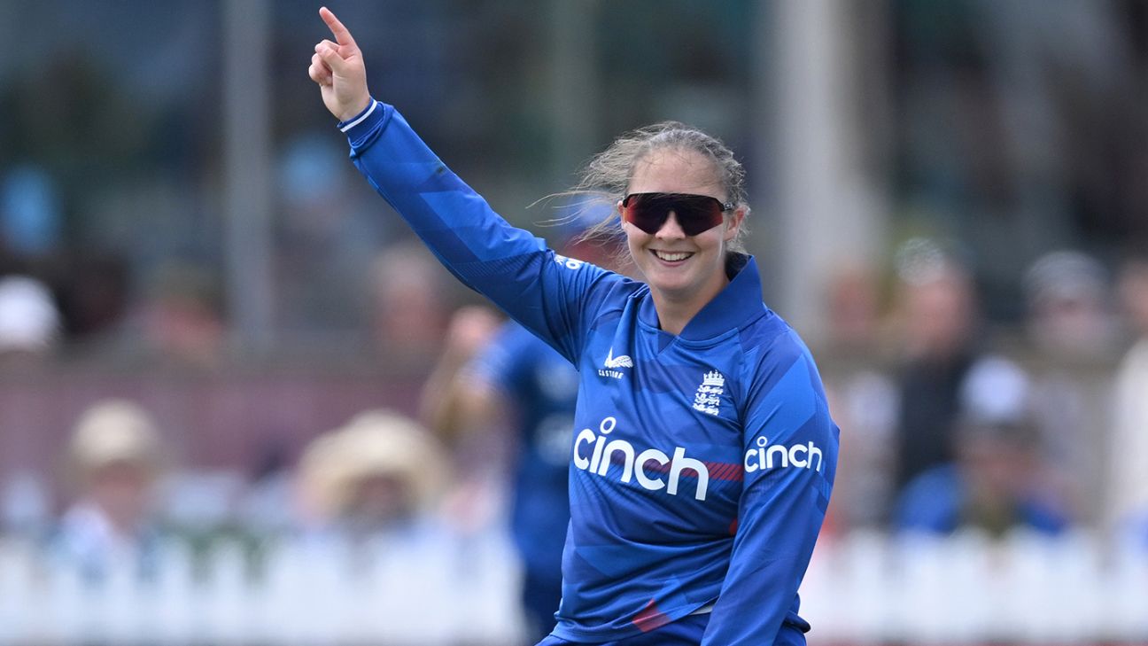 The Buzz - Alice Capsey gets a piggyback ride | ESPNcricinfo