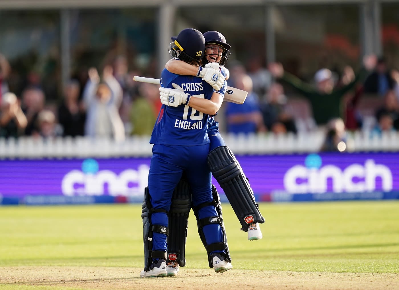 Heather Knight embraces Kate Cross after the chase | ESPNcricinfo.com