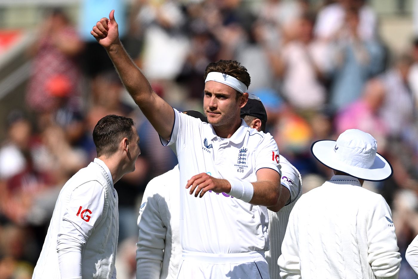 Stuart Broad acknowledges the applause for his 600th Test wicket ...
