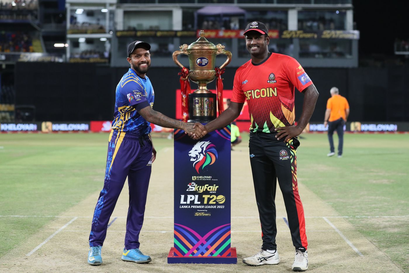 Kusal Mendis of Dambulla Aura and Angelo Mathews of B-Love Kandy shake ...