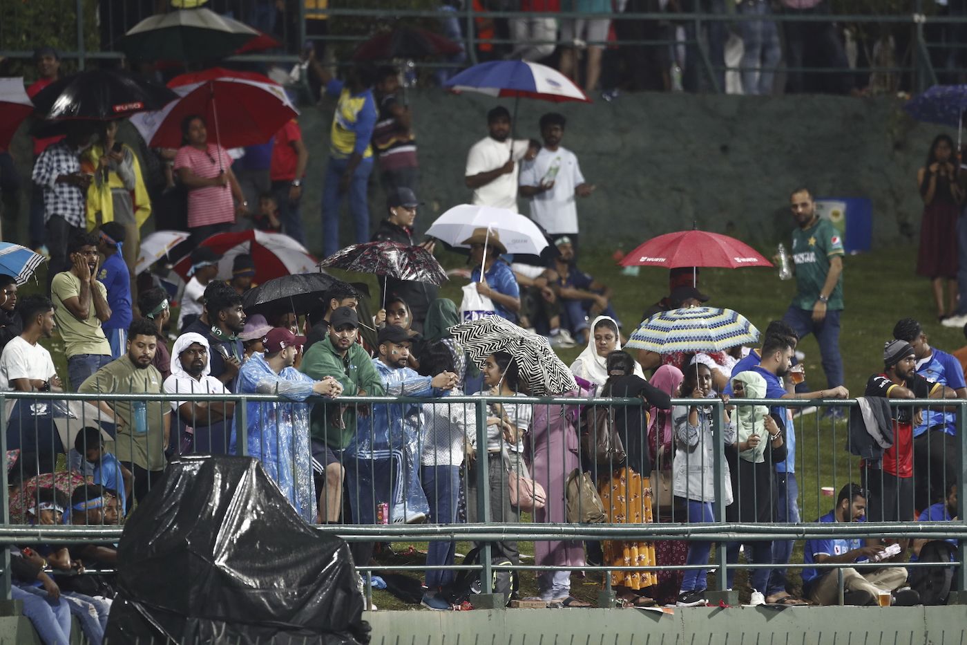 Spectators, like the players and everyone else, had a frustrating time ...