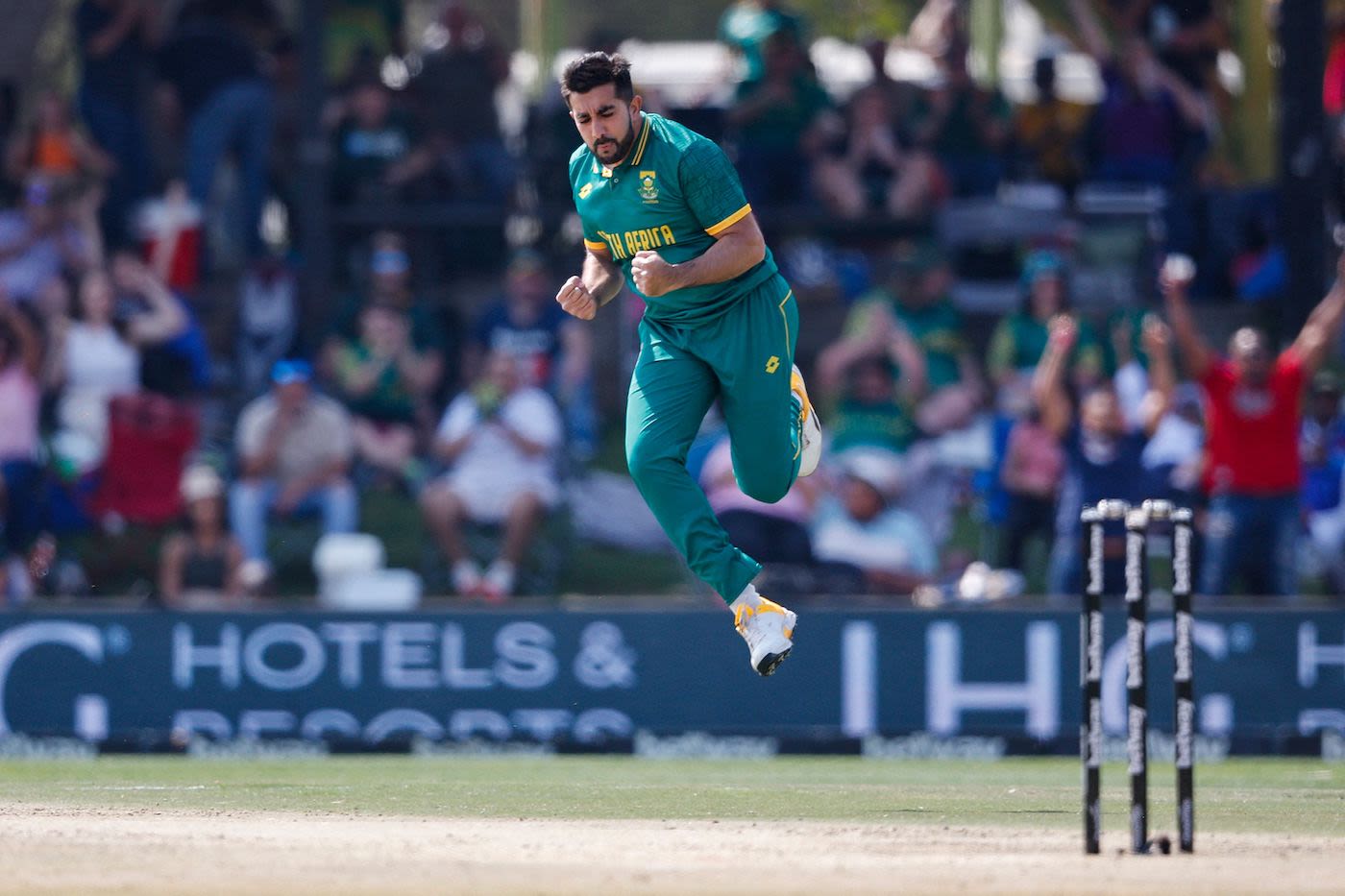 Tabraiz Shamsi took two in two to commence the fall of wickets ...