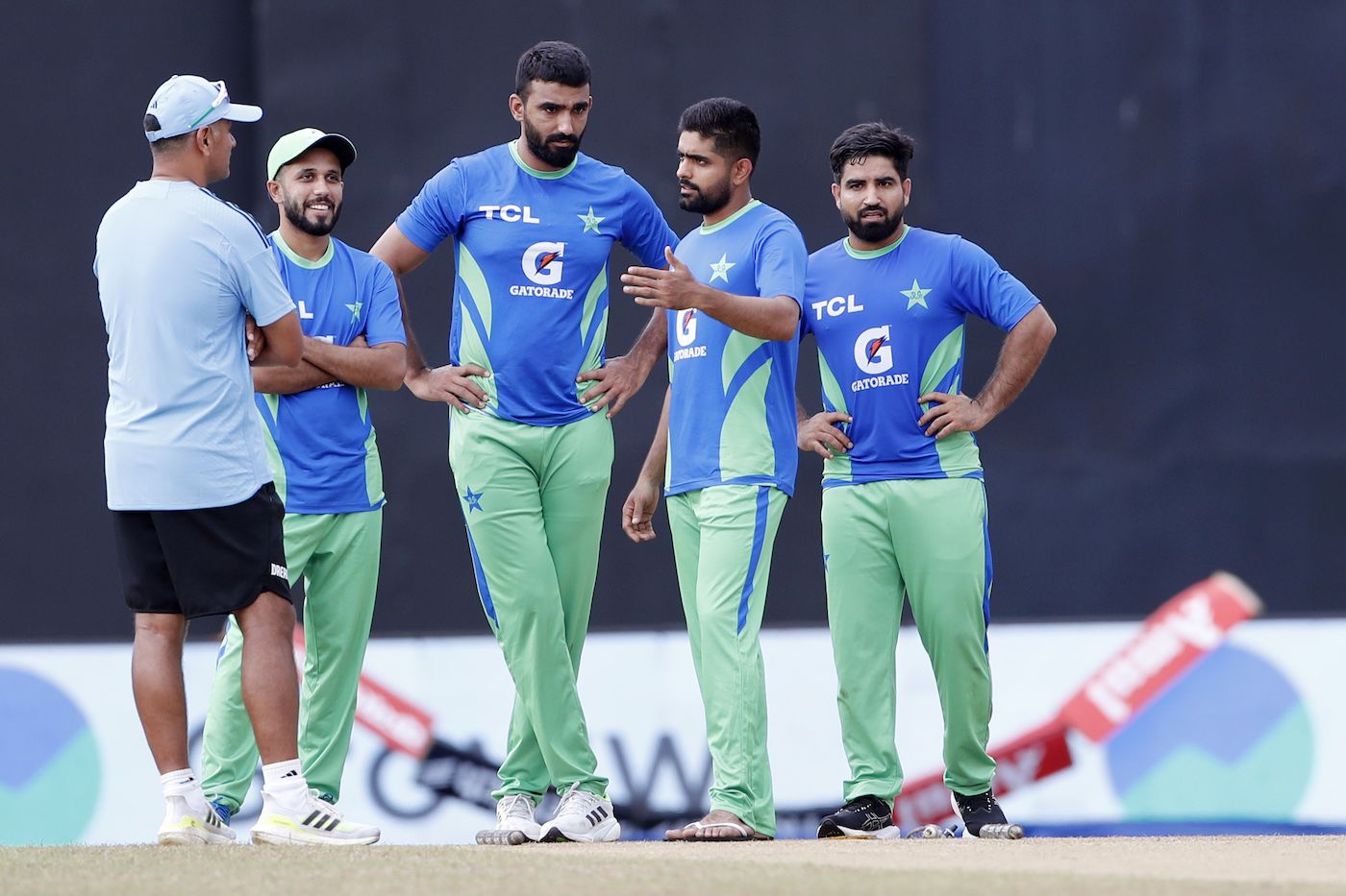 Rahul Dravid talks to Babar Azam and his Pakistan team-mates ...