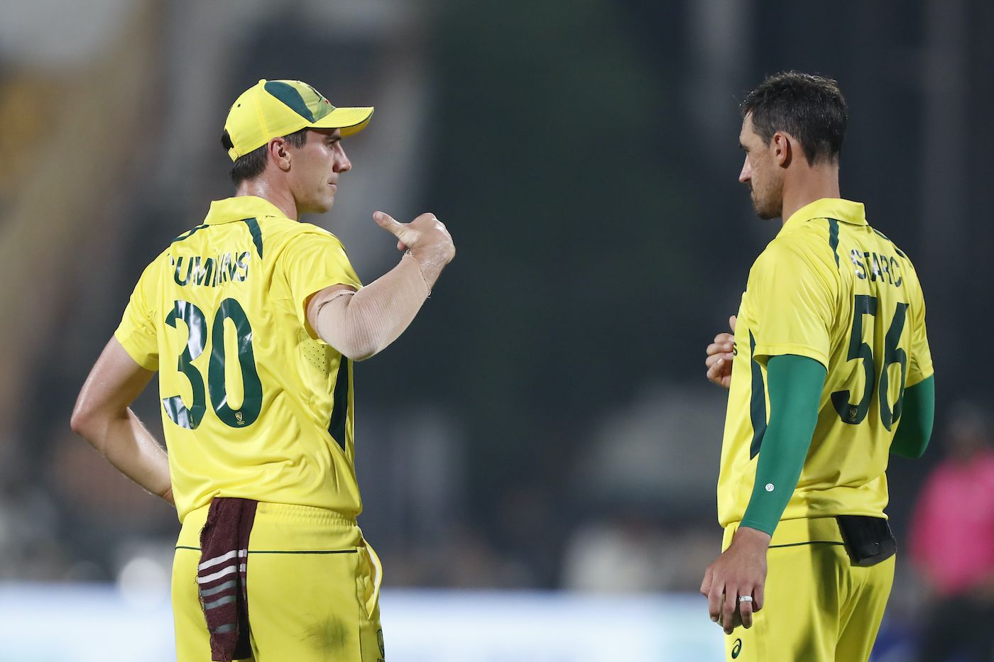 Pat Cummins has a chat with Mitchell Starc | ESPNcricinfo.com