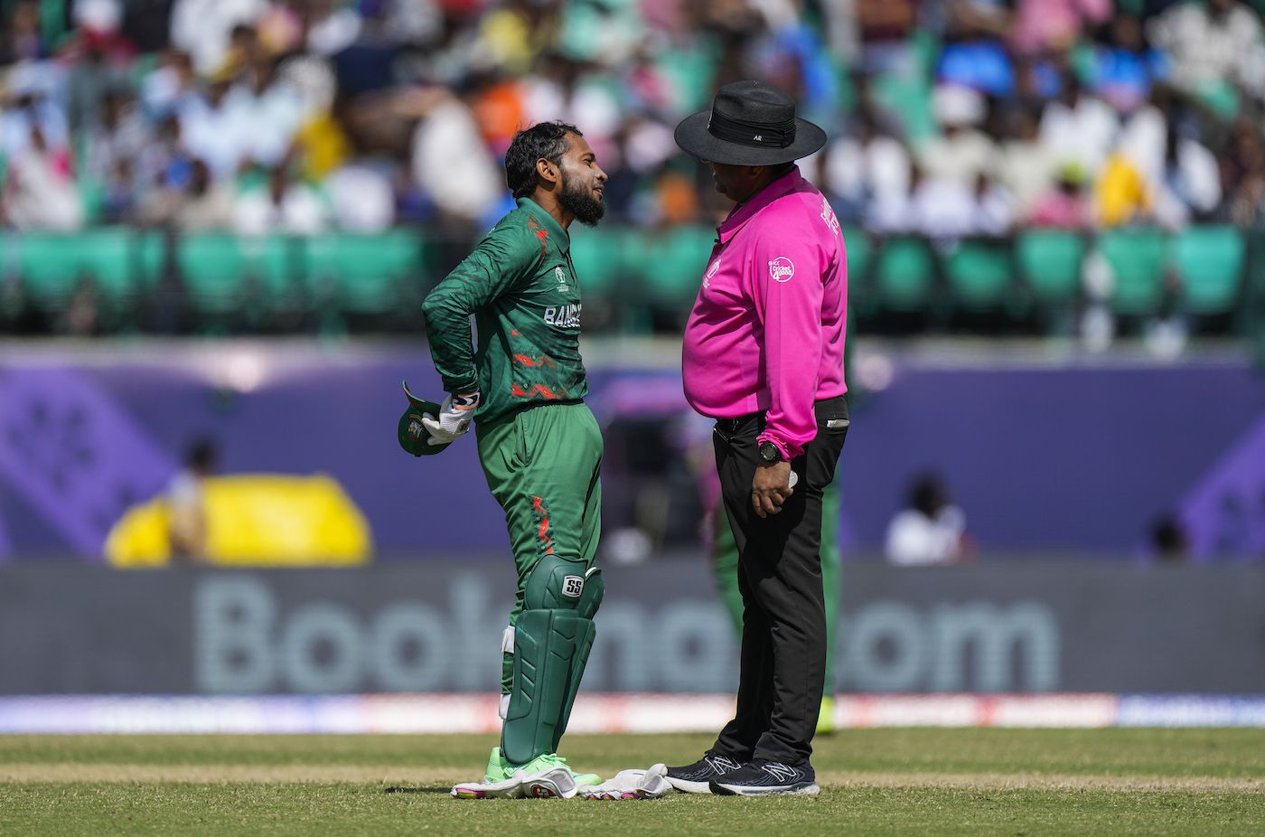 Mushfiqur Rahim makes a point to umpire Ahsan Raza | ESPNcricinfo.com