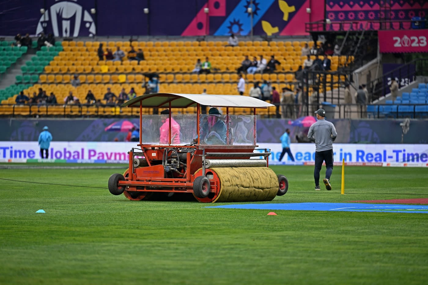 The super sopper in action on a stop-start day | ESPNcricinfo.com