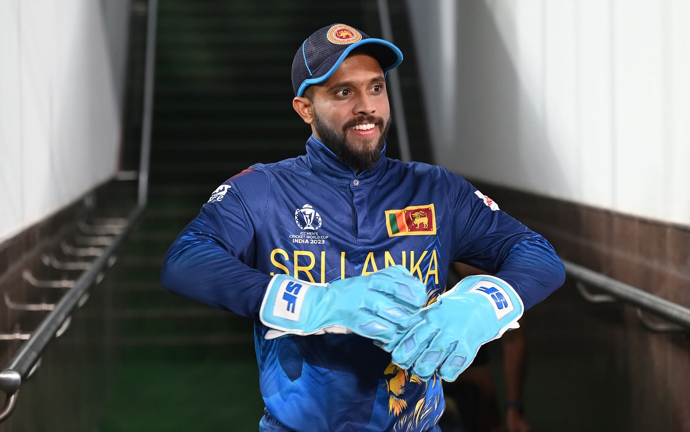 Kusal Mendis gets ready to take the field | ESPNcricinfo.com