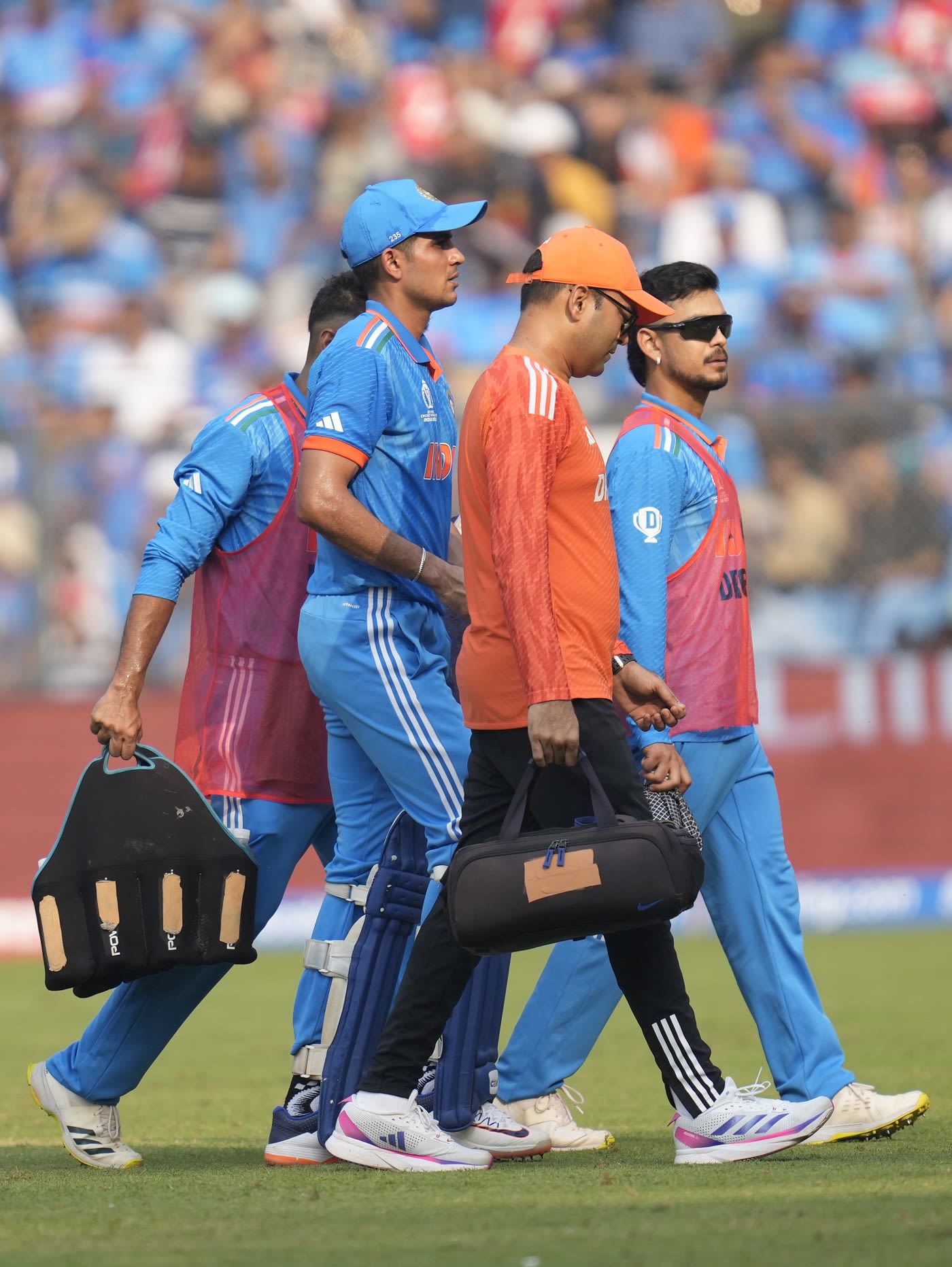 Shubman Gill left the field in the 23rd injury for possible cramps or ...