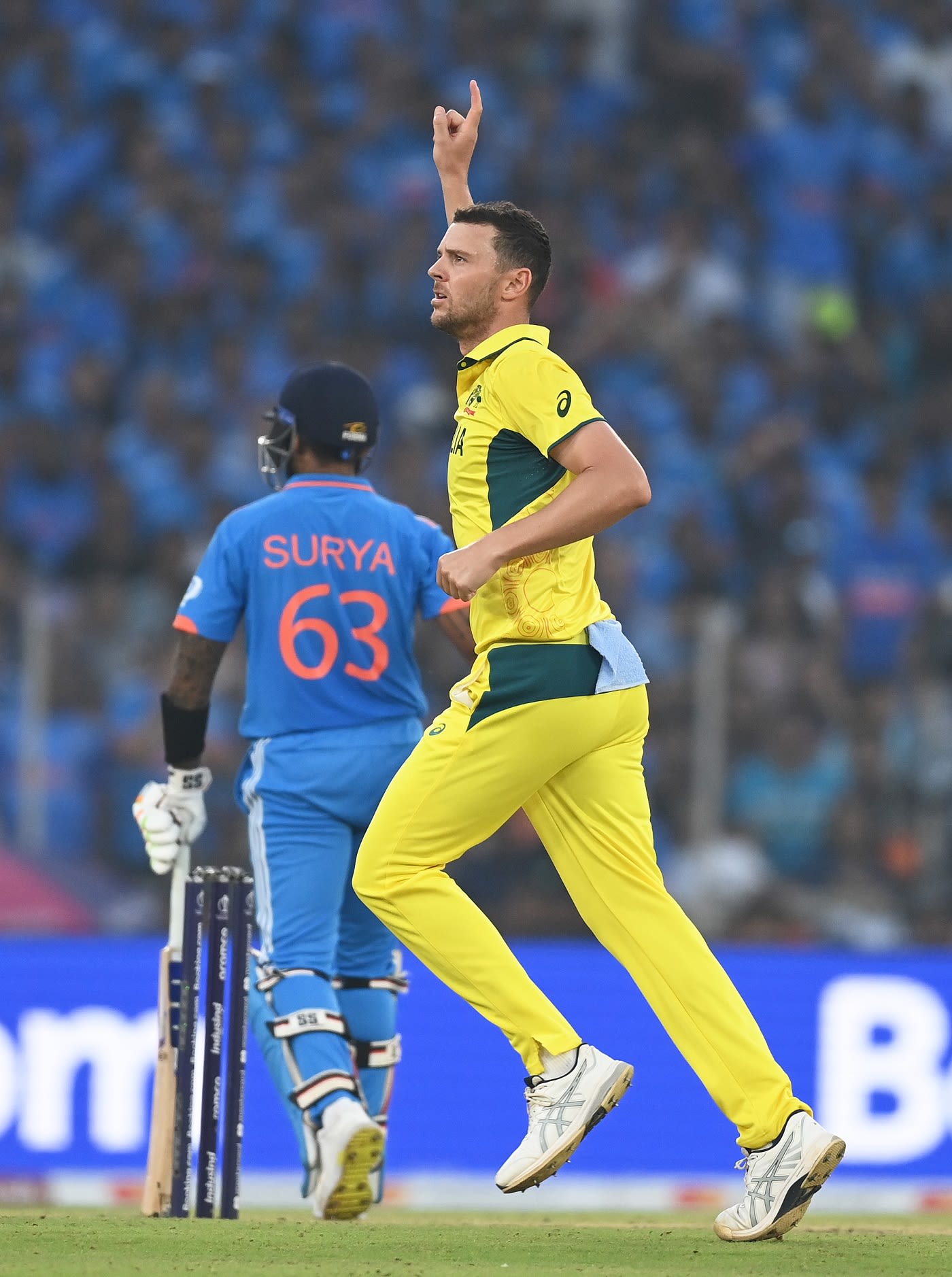 Josh Hazlewood outwitted Suryakumar Yadav with a slow bouncer | ESPNcricinfo.com