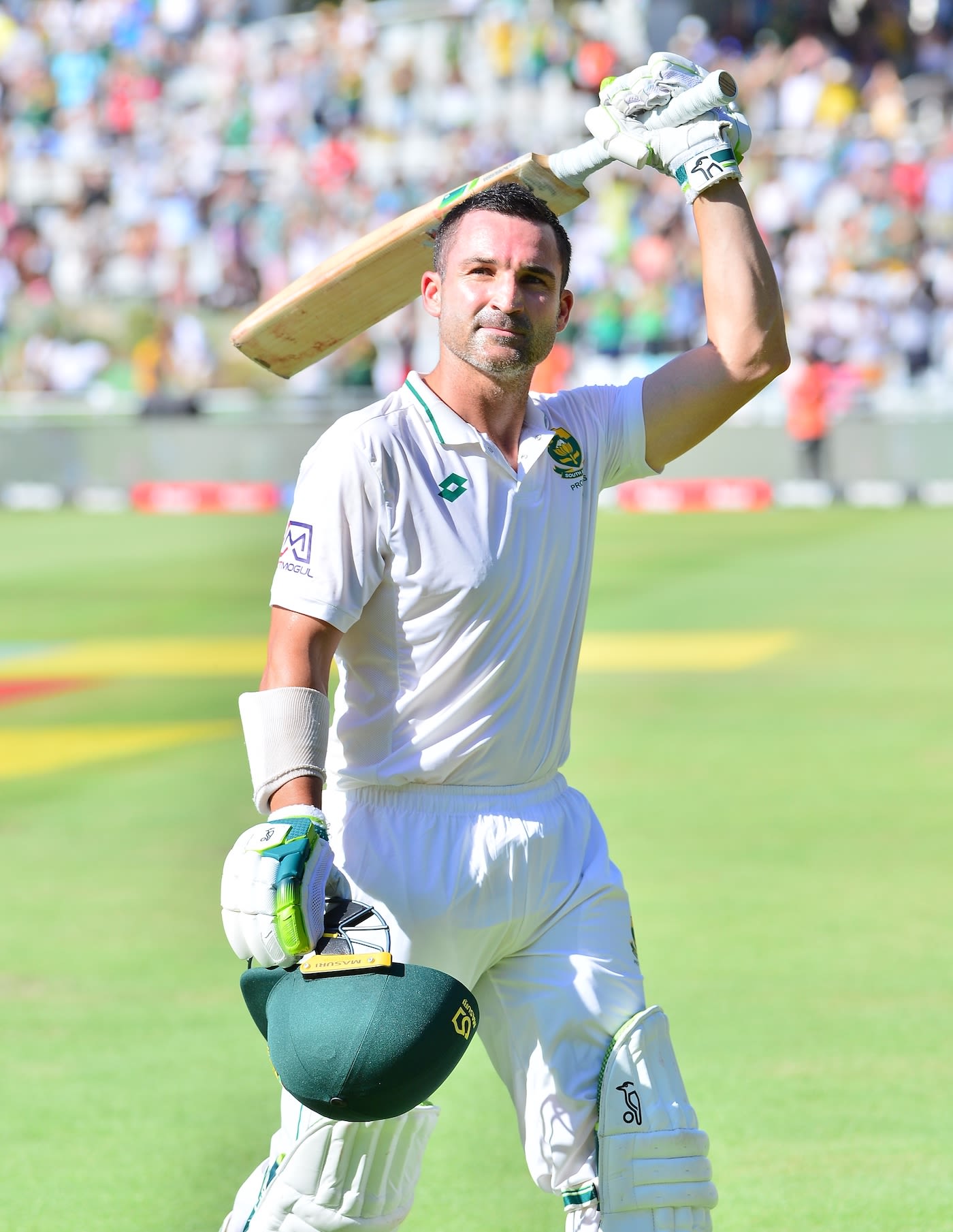 Dean Elgar raises his bat to the Newlands crowd after his final Test ...